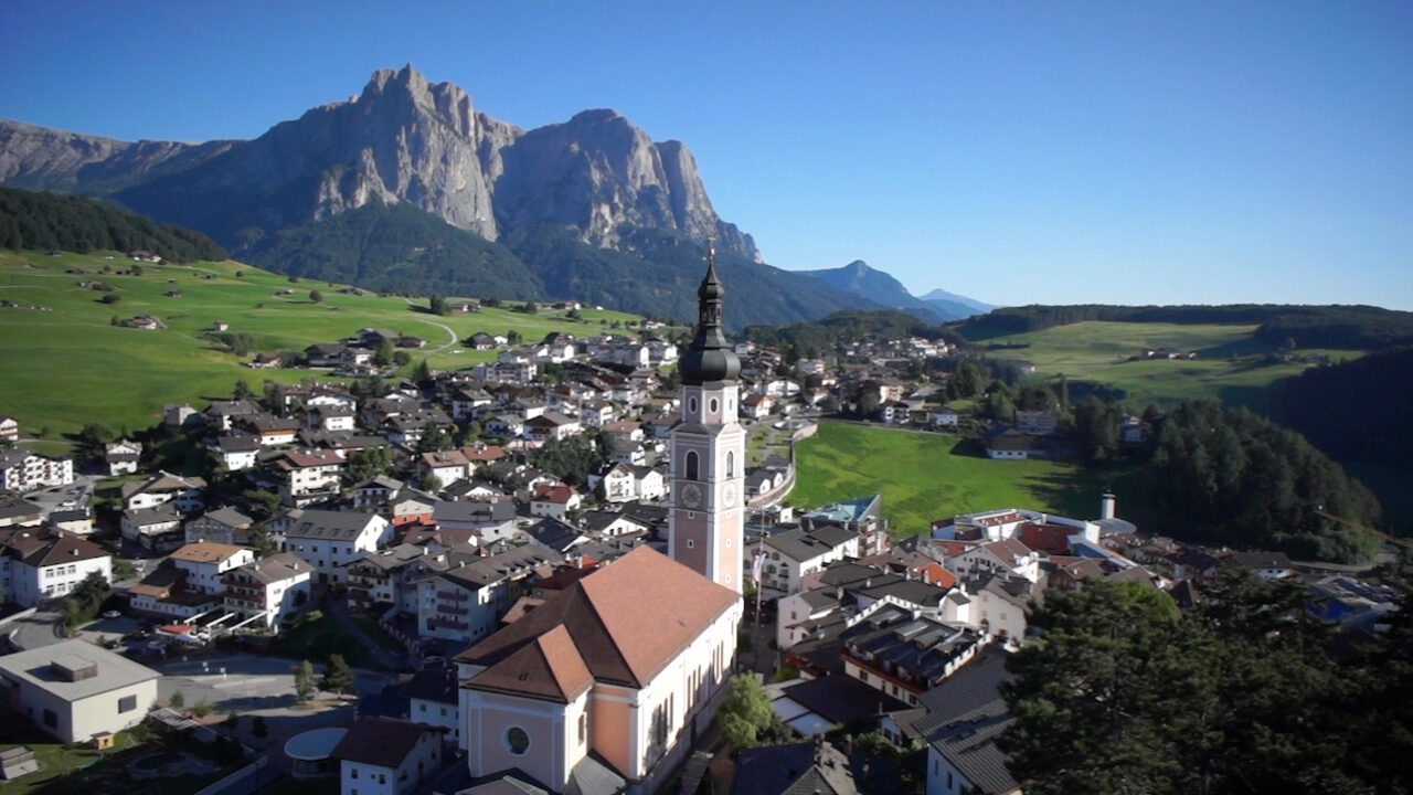 Castelrotto as seen from above - Peer.tv