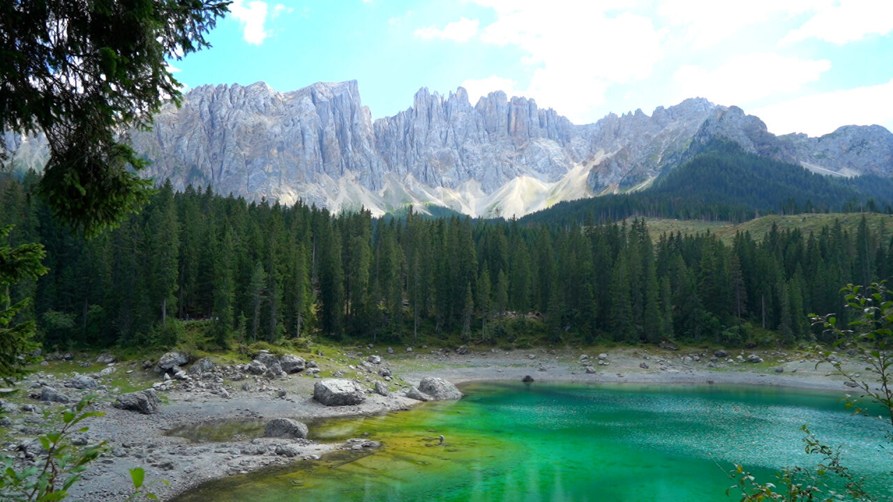 Exploring lakes: The Lake Carezza - Peer.tv