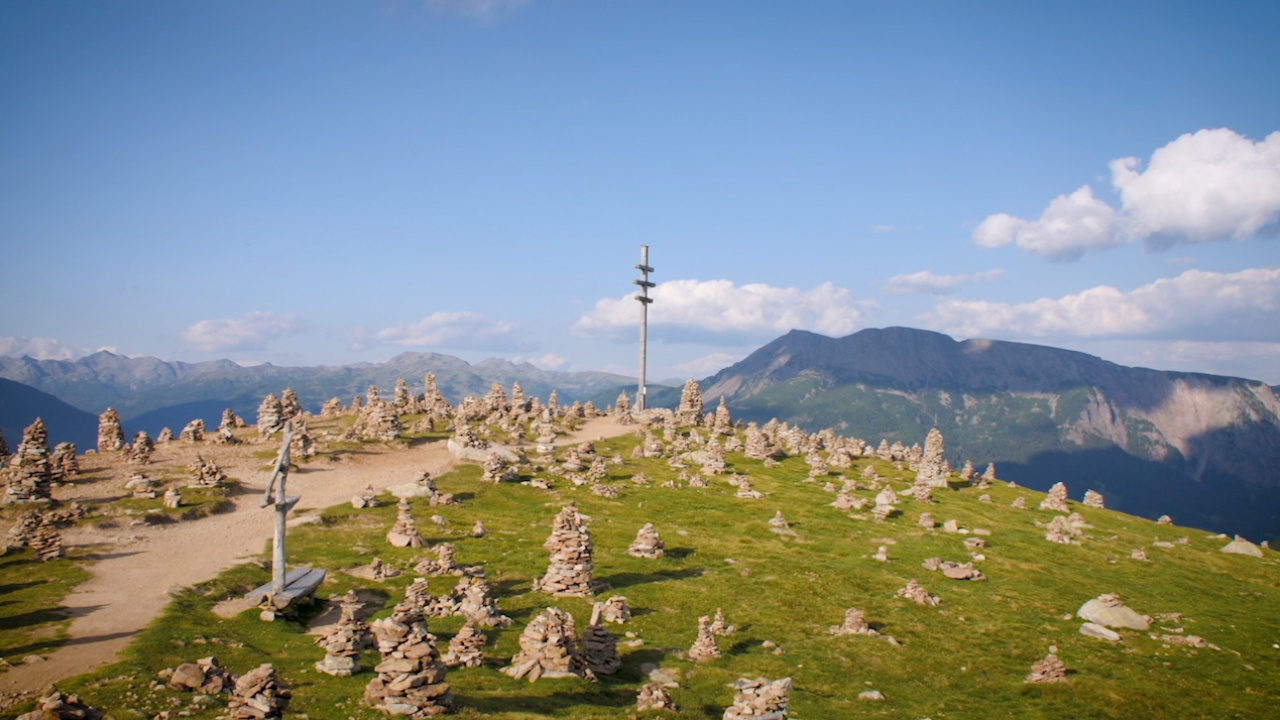 Stone Cairns - Peer.tv