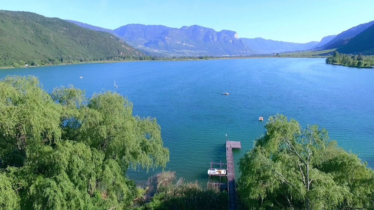 Lake of Caldaro as seen from above - Peer.tv
